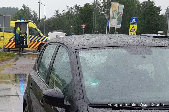 Automobilist rijdt fietser aan op rotonde Koog aan de Zaan Automobilist rijdt fietser aan op rotonde Koog aan de Zaan